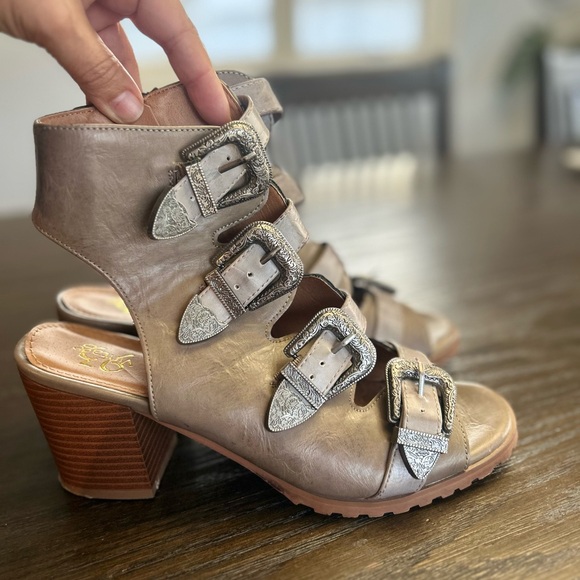 vintage 93 | Shoes | Vintage 93 Peep Toe Sandals Block Heels Rock ...